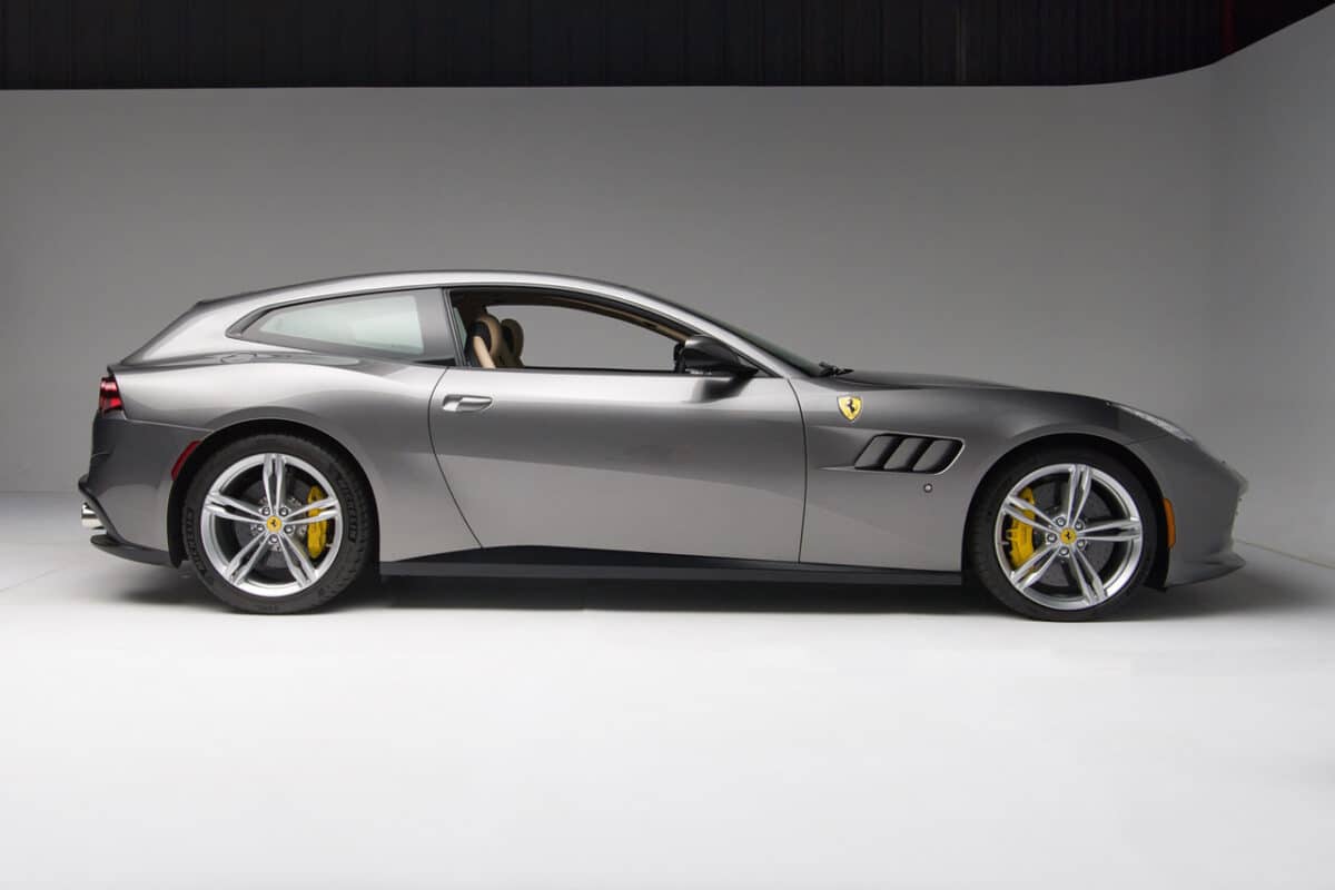 2017 Ferrari GTC4 Lusso V12 – clbsportscars.com